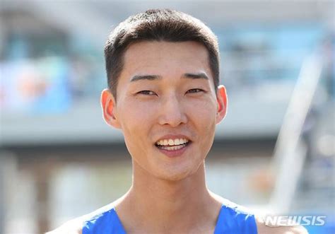 역시 스마일점퍼 우상혁 슬로바키아 실내높이뛰기 2m32 우승 세계실내선수권 2연패 향해 순항