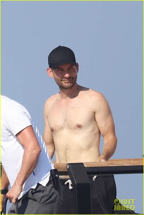 Tobey Maguire Is Looking Fit At 47 See The New Shirtless Photos Photo 4791644 Shirtless