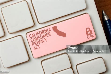Ccpa 개념 잠금 장치가 있는 검은색 컴퓨터 키워드 캘리포니아 모양 및 텍스트 캘리포니아 소비자 개인 정보 보호법 사생활에 대한 스톡 사진 및 기타 이미지 Istock