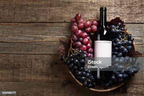 포도와 레드 와인 한 병 이전 빈 용지 레이블 텍스트에 대 한 공간을 복사 합니다 와인에 대한 스톡 사진 및 기타 이미지 와인 가을 갈색 Istock