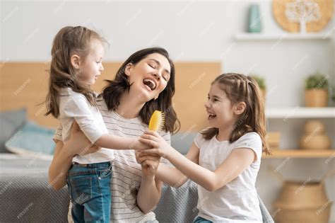 Feliz Dia Das Mães Mamãe E Suas Filhas As Crianças As Meninas Estão