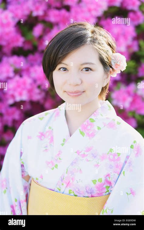 Jovencita Japonesa En Un Yukata Fotograf A De Stock Alamy
