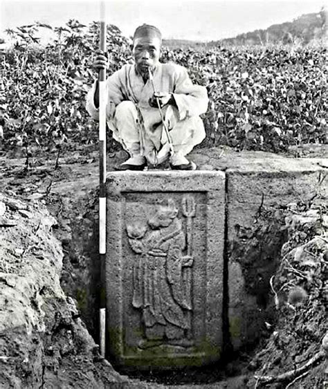 Sonmeangho 무더운 여름날 부처님과 제자들이 뜨거운 길을 걷고 있었다 목이 마른 제자들은 지쳐 보였고 부처님께서 미소 지으며 말씀하셨다 아난다야 저 강에서 물을