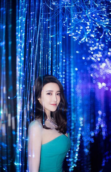 张璇抹胸礼服性感写真，气场十足、不失性感！