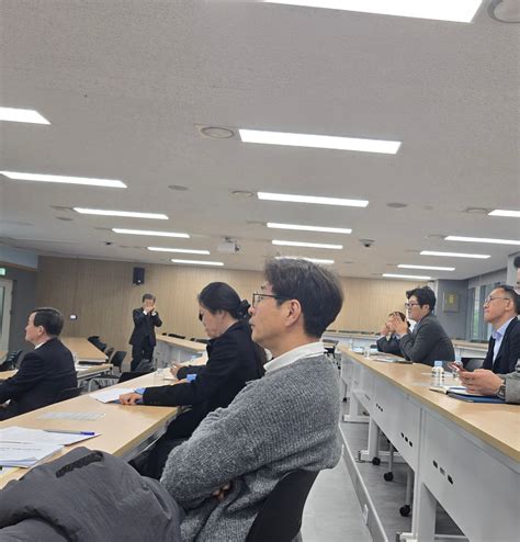 지은 우리대학의 교육부 대학혁신지원사업 집필 위원장을 맡게되었다 😄 😅 우리 트리니티의 전공들과 학생 수가 많아서 학장 일도 쉽지않고 글로컬 집필위원혁신분과 위원장