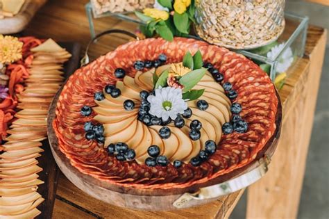 장식 접시에 소시지와 치즈가있는 테이블 배열의 근접 촬영 고기에 대한 스톡 사진 및 기타 이미지 고기 고명 그릇 Istock