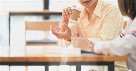 문서 파일을 들고 잘린 젊은 부부는 작업을 마친 후 휴식을 취하고 편안한 카페를 배경으로 나무 작업 책상에 함께 앉아 있습니다 사진 Unsplash의 태국 이미지