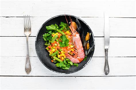 야채와 해산물 삶은 야채와 새우와 홍합 검은 접시에 평면도 무료 복사 공간 0명에 대한 스톡 사진 및 기타 이미지 0명 고급 요리 국수 Istock