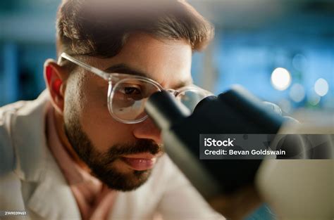 의료 분야의 조사 실험실 또는 의학 연구를 위한 과학자 인간 및 현미경 생명 공학 혁신 과학 또는 수명 연장 약물 실험 장수 및 화학으로 배우기 과학자에 대한 스톡 사진 및