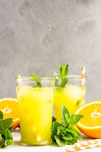 밝은 회색 돌 테이블에 신선한 오렌지와 민트와 유리오렌지 레모네이드 상쾌한 여름 음료 칵테일 바 배경 개념입니다 공간을 복사합니다 0명에 대한 스톡 사진 및 기타 이미지