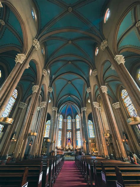 가벼운 가톨릭 건축 고딕 교회 교회 인테리어 그루지야 건축 그림자 기독교 돔 돔 천장 동방 정교회 문화 유산 문화적 랜드마크 복잡한 삼츠헤