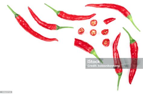 레드 핫 칠리 페퍼스 흰색 배경에 고립입니다 최고의 볼 수 있습니다 평면 위치 패턴 고추류에 대한 스톡 사진 및 기타 이미지 고추류 0명 반이 채워진 Istock