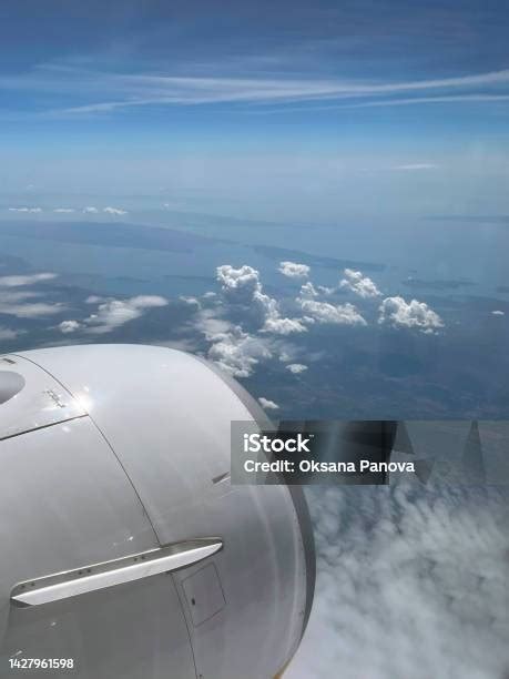 하늘에있는 비행기의 창에서 아름다운 전망 비행 및 여행 날개의 비행기 창문에서보기 항공기에서 구름까지 조감도 0명에 대한 스톡 사진 및 기타 이미지 Istock