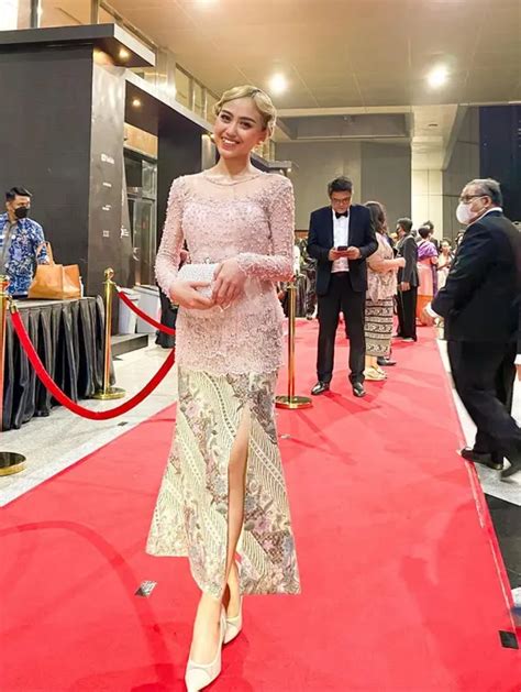 6 Gaya Sisca Eks Jkt48 Tampil Anggun Dan Stylish Kenakan Kebaya