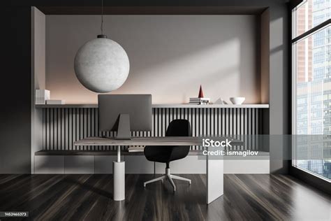 Pc 컴퓨터와 램프가 있는 회색 사무실 인테리어 책상 파노라마 창 0명에 대한 스톡 사진 및 기타 이미지 0명 3차원 형태 가구 Istock