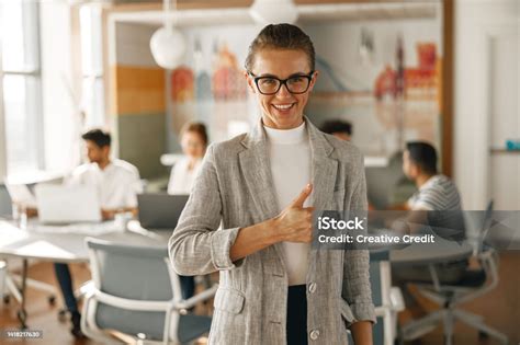 정장을 입고 웃는 사업가가 현대 사무실에 서서 엄지 손가락을 보여주는 초상화 25 29세에 대한 스톡 사진 및 기타 이미지 25 29세 30 34세 경영자 Istock