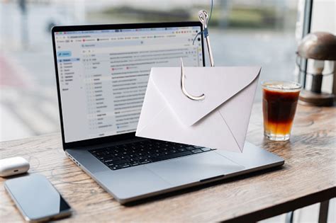 알림 메시지 스팸 온 훅 바이러스 개념 메일이 디스플레이에서 노트북으로 왔습니다 피싱 창의적인 아이디어 개인 데이터 도용 메일 발송 및 마케팅 이메일을 통한 피싱 및 해커