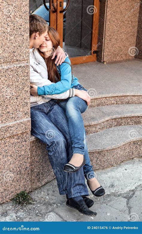 Pares Jovenes En Amor Foto De Archivo Imagen De Exterior