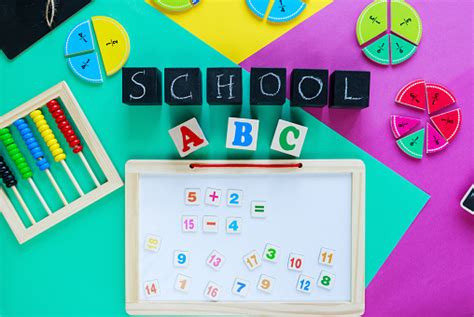 녹색 노란색 보라색 배경에 다채로운 수학 분수 테이블에 제목 학교와 블록 아이들을위한 흥미롭고 재미있는 수학 교육 학교 개념으로 돌아가기 0명에 대한 스톡 사진 및 기타