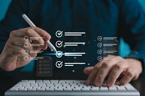 사업 성과 점검 노트북을 사용하는 사업가와 온라인 설문 조사 작성에 참여합니다 디지털 양식 설문 조사 의견 양식 평가 설문지 평가를 받으십시오 평판 순위를 높입니다 개선에