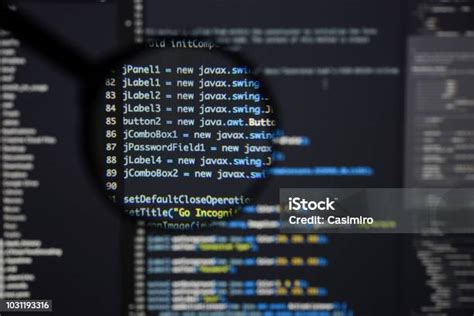 실제 자바 코드 개발 화면입니다 프로그래밍 워크플로 추상 알고리즘 개념입니다 돋보기 렌즈 아래 보이는 자바 코드의 라인입니다 Java 프로그래밍 언어에 대한 스톡 사진 및
