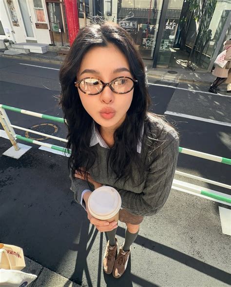 ปักพินโดย Uniform Display 🫂 ใน •• Uniformdisplay ในปี 2025 โพสท่า ท่าโพสแฟชั่น การโพสท่าถ่ายภาพ