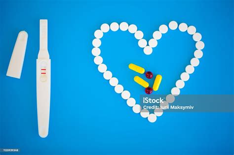 임신 테스트입니다 결과 두 스트립 긍정적인입니다 와 불 임의 치료 알 약 아이 임신에 도움이 됩니다 임신에서 정제 작동 하지