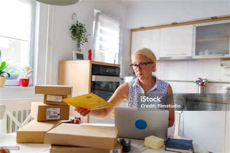 중소 기업 소유자 상자에 제품을 포장하고 배달을 위해 준비 45 49세에 대한 스톡 사진 및 기타 이미지 45 49세 격리 금발 머리 Istock