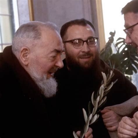 Feliz Domingo De Ramos Com O Padre Pio Padrepioraiz Domingoderamos