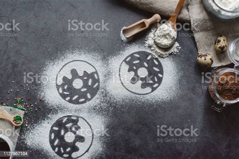 도너츠 제빵에 대 한 성분입니다 회색 바탕에 설탕 가루 요리 계란 숟가락 베이커리 배경 프레임입니다 보기 상위 공간을 복사 합니다 0명에 대한 스톡 사진 및 기타 이미지