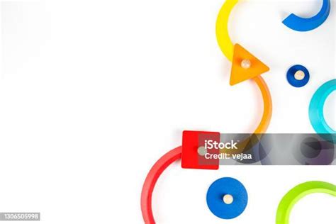 나무 기하학적 모양은 흰색 배경에 다채로운 장난감 피규어 구성 위쪽 보기 몬테소리 교육에 대한 스톡 사진 및 기타 이미지 몬테소리 교육 배경 주제 유치원 Istock