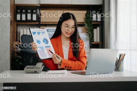 사무실 책상 세금 보고서 회계 통계 및 분석 연구 개념에서 수학 금융을 하기 위해 태블릿과 노트북을 사용하는 비즈니스 여성 개념에 대한 스톡 사진 및 기타 이미지 Istock