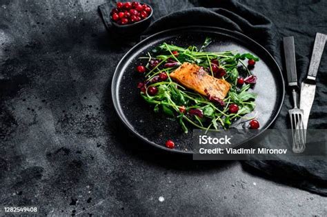 연어 아루굴라 양상추 크랜베리를 곁들인 해산물 샐러드 검은 색 배경 맨 위 보기입니다 복사 공간 건강한 식생활에 대한 스톡 사진 및 기타 이미지 Istock