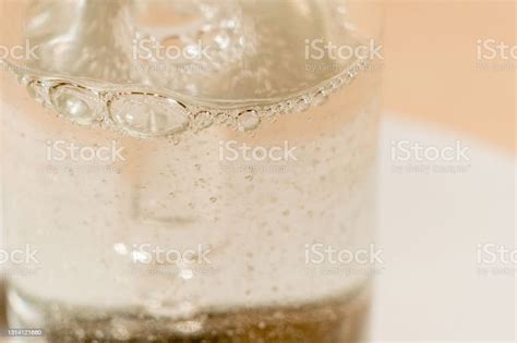 파이펫이 있는 앰버 유리 병에 담긴 에코 미네랄 오일 투명 히알루론 세럼 젤과 스킨 케어 컨셉 위쪽 가로 뷰 복사 공간 0명에 대한 스톡 사진 및 기타 이미지 Istock