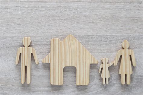 나무 배경에 모델 가족과 모델 하우스 미래와 가족 금융 개념에 대비하기 위해 돈을 절약 0명에 대한 스톡 사진 및 기타 이미지 0명 Charity Benefit 경제