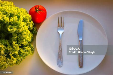 햇빛에 의해 조명 양상추 잎과 토마토 프레임에는 흰색 접시 칼 및 포크가 있습니다 0명에 대한 스톡 사진 및 기타 이미지 0명 건강한 생활방식 과일 Istock
