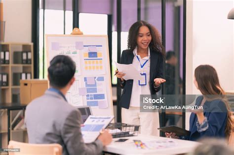 비즈니스 프리젠 테이션 또는 세미나에서 회의실의 테이블에 서류 작업을 수행하는 사업가의 그룹 팀워크에서 테이블 위에 있는 문서로 결정을 내리기 위해 함께 브레인스토밍합니다