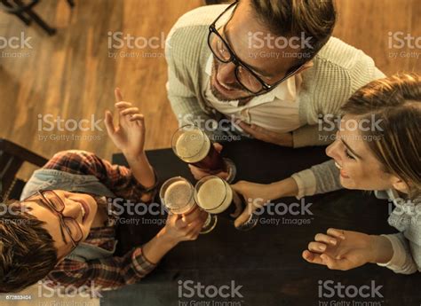 위의 세 행복 친구 술집에서 홀 짝 하는 동안 이야기의 보기 3 명에 대한 스톡 사진 및 기타 이미지 3 명 기업 재무와