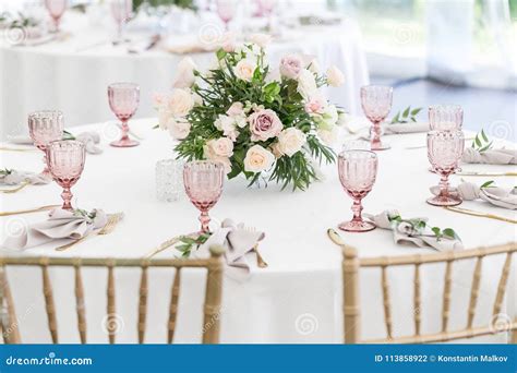 Красивая сервировка стола с посудой и цветками для партии приема по