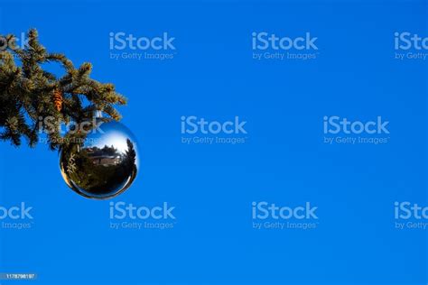 장식 새해 트리입니다 야외에 서있는 크리스마스 트리에 틴셀과 장난감 공 및 기타 장식 겨울에 대한 스톡 사진 및 기타 이미지 겨울 계절 구 Istock