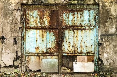 산업 지구에 있는 오래된 녹슨 버려진 차고 게이트 오래 된 창고 문 산업 스타일 질감 벽지의 배경 지저분한 창고 문을 배경으로