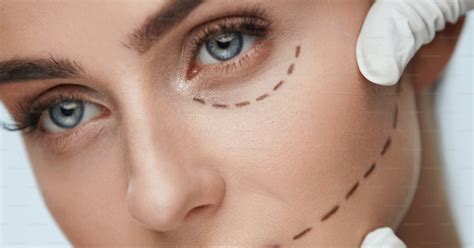 페이셜 뷰티 트리트먼트 매끄러운 피부 완벽한 메이크업 및 수술 라인을 가진 아름다운 젊은 여성 성형 수술 전에 여성의 얼굴을 만지는 미용사의 손의 근접 촬영 고해상도