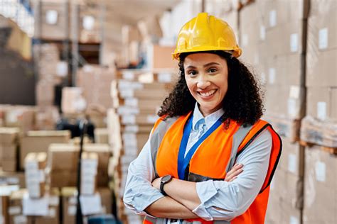 산업 창고의 공급망에서 상자 재고 또는 화물을 가진 초상화 공장 또는 물류 관리자 배송 얼굴 또는 행복한 여자 모니터링 화물 운송 또는 품질 보증 창고에 대한 스톡 사진 및