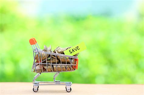 금융 골드의 스택 동전 자연 녹색 배경에 미니 쇼핑 바구니에 돈을 미래 및 개념에 준비를 위한 돈을 저장 금융에 대한 스톡 사진 및 기타 이미지 Istock