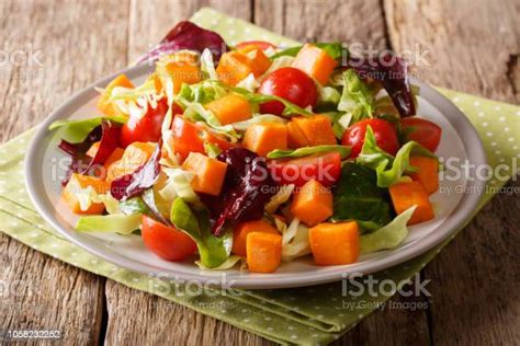 샐러드와 고구마 신선한 야채와 허브의 일부 테이블에 올리브 오일 클로즈업으로 입고 가로 감자 요리에 대한 스톡 사진 및 기타 이미지 감자 요리 건강한 식생활 구이