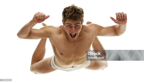 전체 길이1인정면2029세 성인 잘생긴 사람 브라운 헤어짧은 머리젊은 남자 점프공중흰색 배경시원한 태도의 카메라를 보고 점프에 대한 스톡 사진 및 기타 이미지 Istock