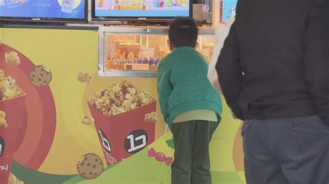 即日起取消疫苗通行證等措施 未打齊針市民興奮看電影 Now 新聞