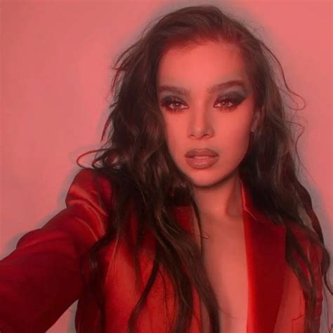 Hailee Steinfeld Red
