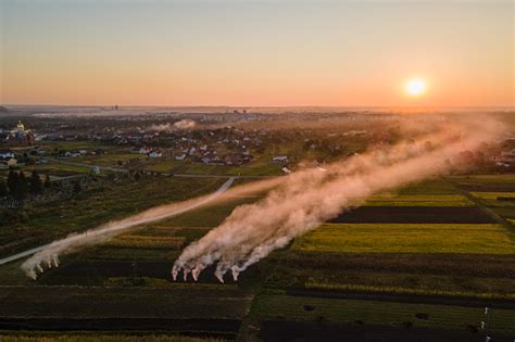건조한 잔디와 짚 수염에서 농업 폐기물 모닥불의 공중 보기 지구 온난화와 발암 물질을 일으키는 농지에서 건조한 계절 동안 두꺼운 연기 오염 공기로 굽기 건조한에 대한 스톡
