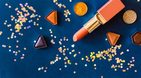 산호 립스틱 아이 섀도우와 어두운 파란색 배경에 황금 반짝이 메이크업 제품 컨셉 0명에 대한 스톡 사진 및 기타 이미지 0명 개념 공휴일 Istock